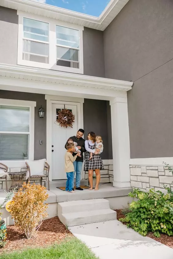 Real Estate - Leslie Parra - LPT Realty